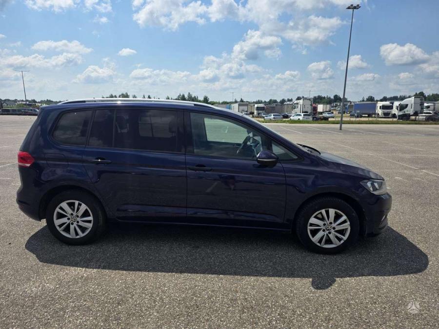Blue Volkswagen Touran 2021 in Vilnius, with an engine capacity of 1.50 L and mileage of 180 thousand km for 14500 €, photo 6 on AUTOMOTO.COM.LV