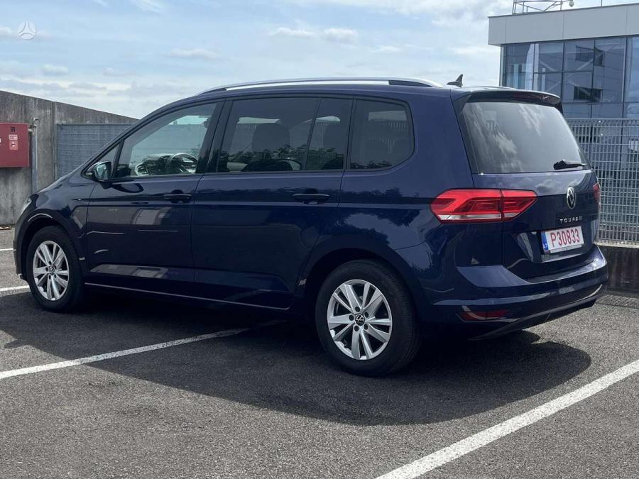 Blue Volkswagen Touran 2022 in Vilnius, with an engine capacity of 1.97 L and mileage of 211 thousand km for 13490 €, photo 3 on AUTOMOTO.COM.LV