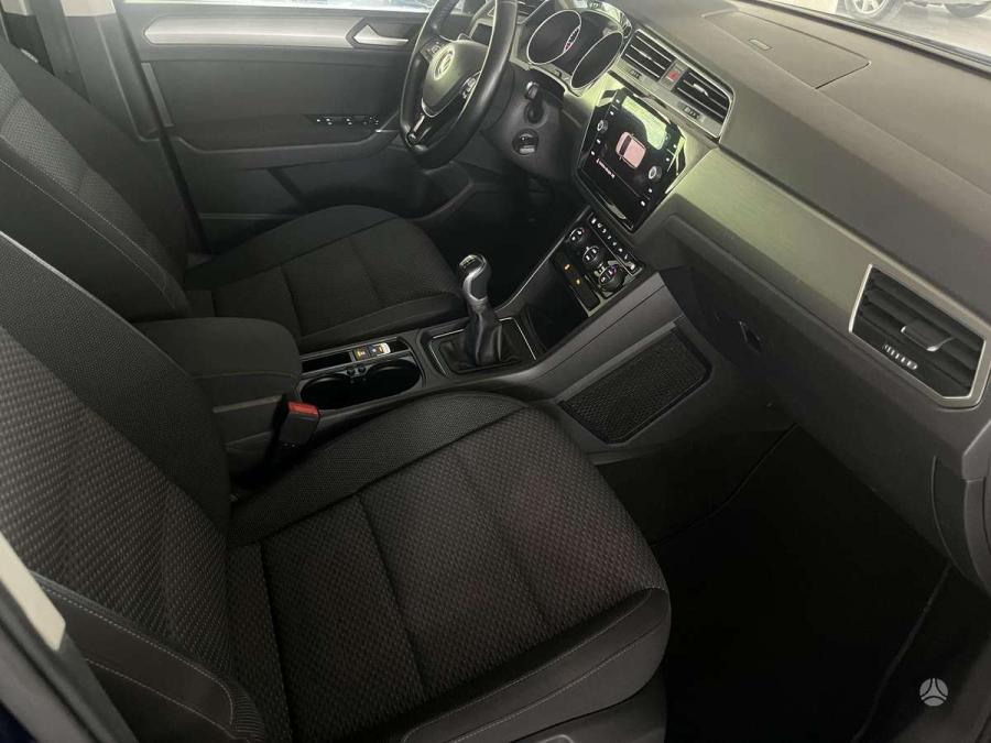 Blue Volkswagen Touran 2022 in Vilnius, with an engine capacity of 1.97 L and mileage of 211 thousand km for 13490 €, photo 12 on AUTOMOTO.COM.LV