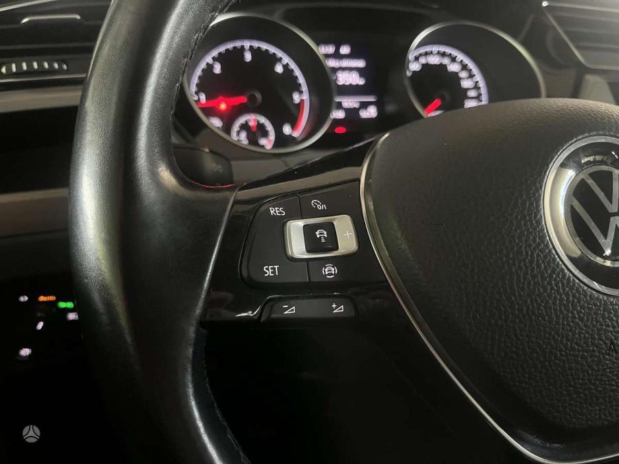 Blue Volkswagen Touran 2022 in Vilnius, with an engine capacity of 1.97 L and mileage of 211 thousand km for 13490 €, photo 16 on AUTOMOTO.COM.LV