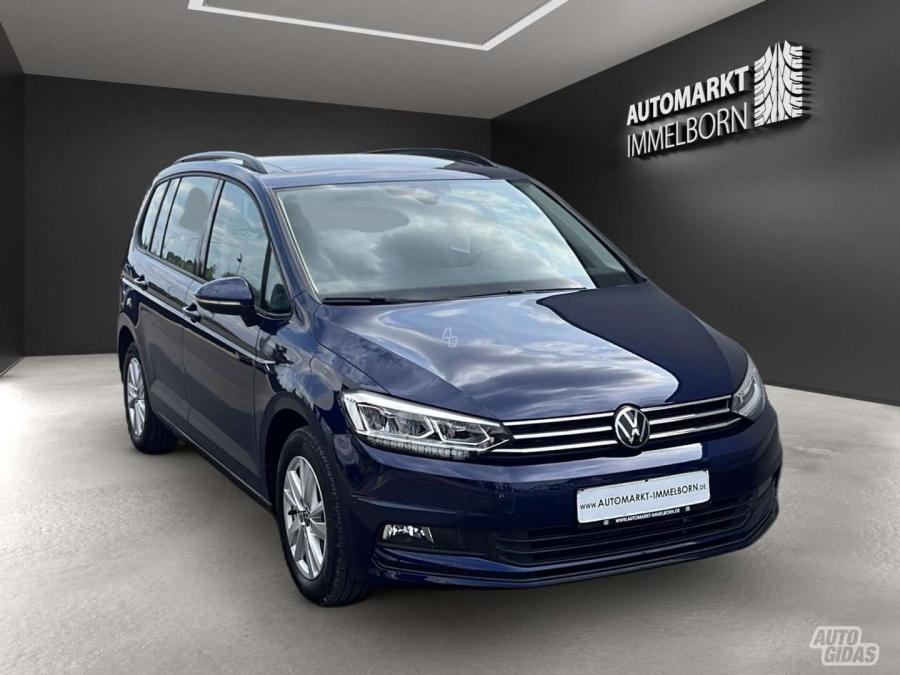 Blue Volkswagen Touran 2023 in Kaunas, with an engine capacity of 1.50 L and mileage of 29 thousand km for 33104 €, photo 2 on AUTOMOTO.COM.LV
