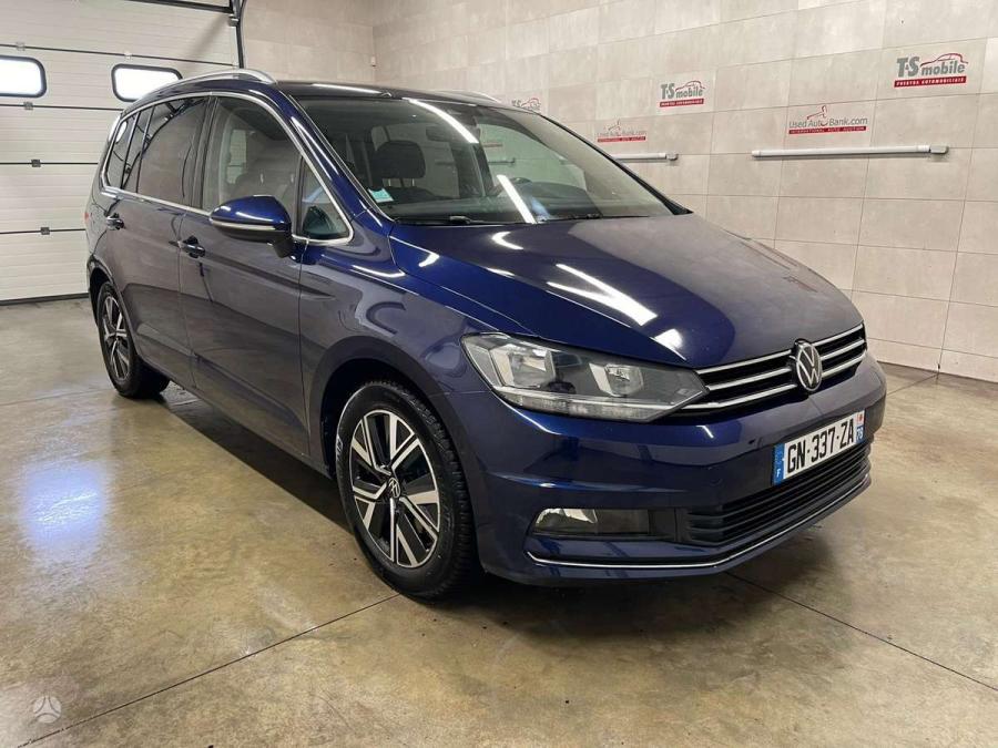 Blue Volkswagen Touran 2023 in Marijampole, with an engine capacity of 1.50 L and mileage of 189 thousand km for 17805 €, photo 4 on AUTOMOTO.COM.LV