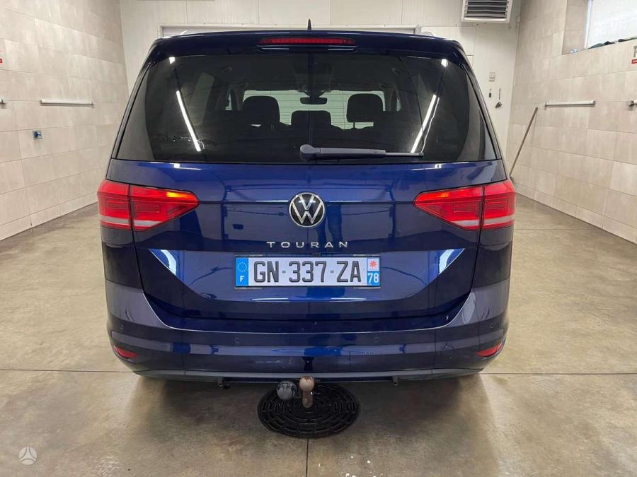 Blue Volkswagen Touran 2023 in Marijampole, with an engine capacity of 1.50 L and mileage of 189 thousand km for 17805 €, photo 6 on AUTOMOTO.COM.LV
