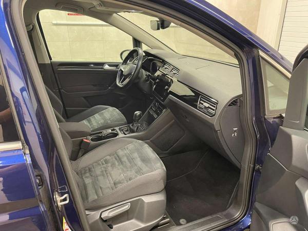 Blue Volkswagen Touran 2023 in Marijampole, with an engine capacity of 1.50 L and mileage of 189 thousand km for 17805 €, photo 10 on AUTOMOTO.COM.LV