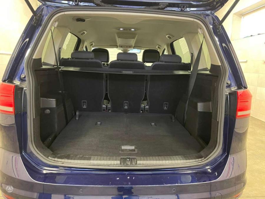 Blue Volkswagen Touran 2023 in Marijampole, with an engine capacity of 1.50 L and mileage of 189 thousand km for 17805 €, photo 16 on AUTOMOTO.COM.LV