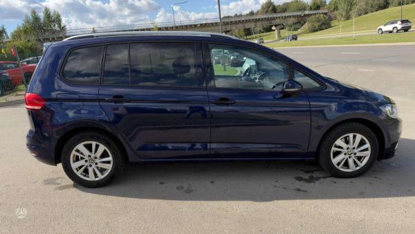 Volkswagen Touran 2023 in Kaunas on AUTOMOTO.COM.LV Blue Volkswagen Touran 2023 in Kaunas, with an engine capacity of 1.50 L and mileage of 140 thousand km for 17364 €, photo 5 on AUTOMOTO.COM.LV
