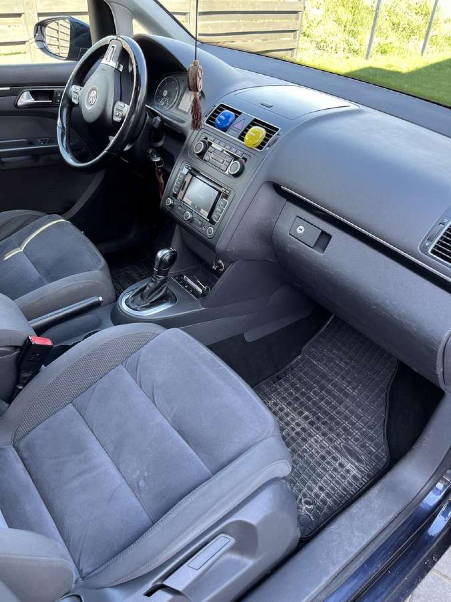 Zils Volkswagen Touran 2012 Viļņa, ar dzinēja tilpumu 2.00 L un nobraukumu 254 tūkst. km par 4700 €, foto 5 vietnē AUTOMOTO.COM.LV