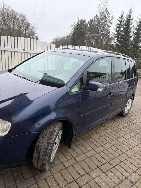 Blue Volkswagen Touran 2004 in Rezekne, with an engine capacity of 2.00 L and mileage of 379 thousand km for 2000 €, photo 1 on AUTOMOTO.COM.LV