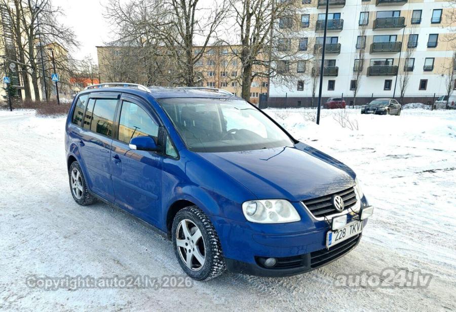 Blue Volkswagen Touran 2004 in Tallinn, with an engine capacity of 2.00 L and mileage of 328 thousand km for 1390 €, photo 1 on AUTOMOTO.COM.LV