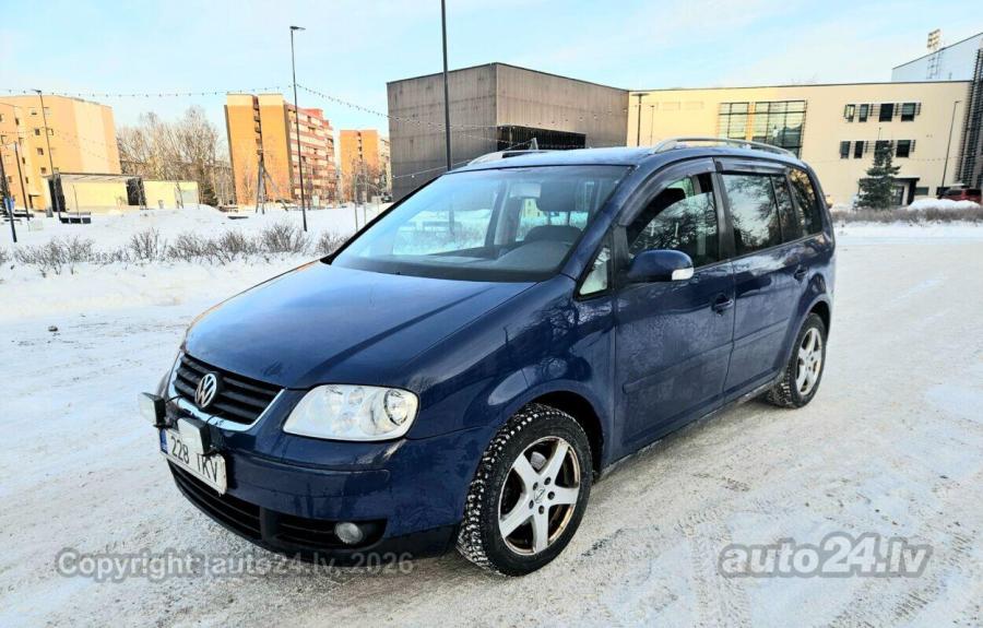 Blue Volkswagen Touran 2004 in Tallinn, with an engine capacity of 2.00 L and mileage of 328 thousand km for 1390 €, photo 4 on AUTOMOTO.COM.LV