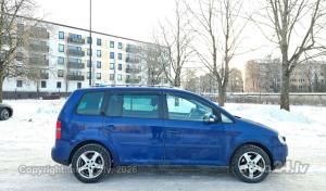 Blue Volkswagen Touran 2004 in Tallinn, with an engine capacity of 2.00 L and mileage of 328 thousand km for 1390 €, photo 5 on AUTOMOTO.COM.LV