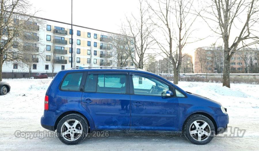 Blue Volkswagen Touran 2004 in Tallinn, with an engine capacity of 2.00 L and mileage of 328 thousand km for 1390 €, photo 5 on AUTOMOTO.COM.LV