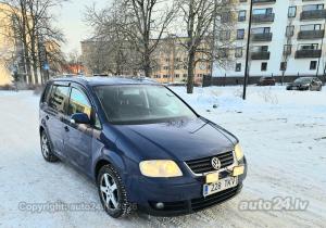 Blue Volkswagen Touran 2004 in Tallinn, with an engine capacity of 2.00 L and mileage of 328 thousand km for 1390 €, photo 8 on AUTOMOTO.COM.LV