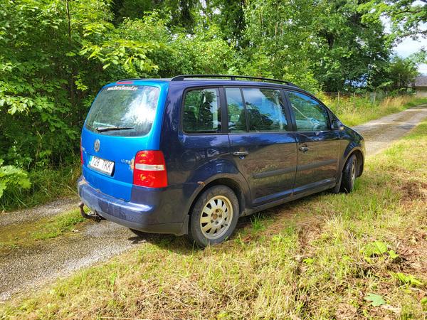 Blue Volkswagen Touran 2004 in Jogeva, with an engine capacity of 1.90 L and mileage of 349 thousand km for 1100 €, photo 3 on AUTOMOTO.COM.LV