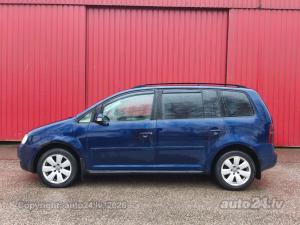 Blue Volkswagen Touran 2005 in Viljandi, with an engine capacity of 1.90 L and mileage of 478 thousand km for 1150 €, photo 4 on AUTOMOTO.COM.LV