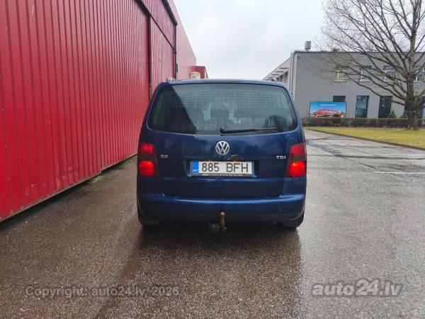 Blue Volkswagen Touran 2005 in Viljandi, with an engine capacity of 1.90 L and mileage of 478 thousand km for 1150 €, photo 5 on AUTOMOTO.COM.LV