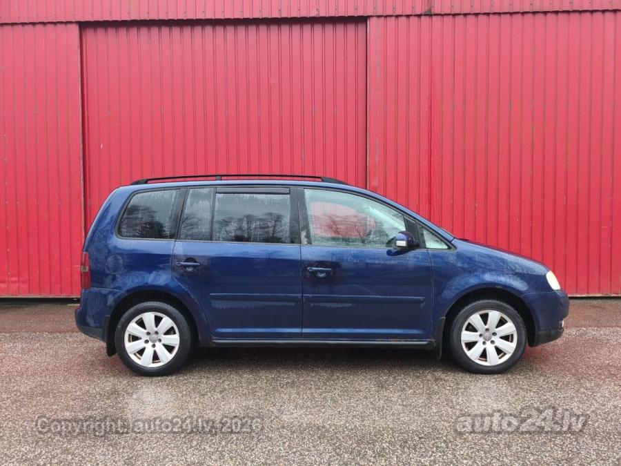 Blue Volkswagen Touran 2005 in Viljandi, with an engine capacity of 1.90 L and mileage of 478 thousand km for 1150 €, photo 8 on AUTOMOTO.COM.LV
