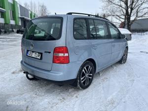 Zils Volkswagen Touran 2006 Tallina, ar dzinēja tilpumu 2.00 L un nobraukumu 224 tūkst. km par 2600 €, foto 4 vietnē AUTOMOTO.COM.LV