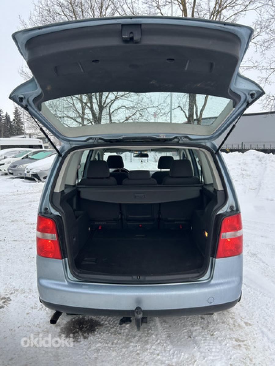 Zils Volkswagen Touran 2006 Tallina, ar dzinēja tilpumu 2.00 L un nobraukumu 224 tūkst. km par 2600 €, foto 7 vietnē AUTOMOTO.COM.LV