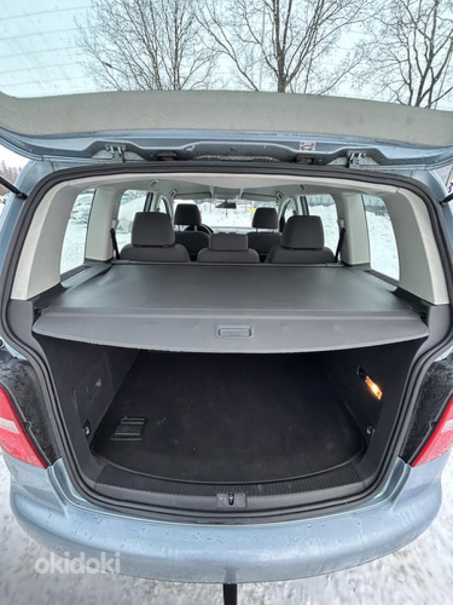 Zils Volkswagen Touran 2006 Tallina, ar dzinēja tilpumu 2.00 L un nobraukumu 224 tūkst. km par 2600 €, foto 8 vietnē AUTOMOTO.COM.LV