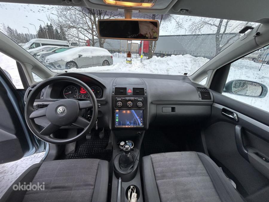 Zils Volkswagen Touran 2006 Tallina, ar dzinēja tilpumu 2.00 L un nobraukumu 224 tūkst. km par 2600 €, foto 13 vietnē AUTOMOTO.COM.LV