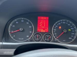 Zils Volkswagen Touran 2006 Tallina, ar dzinēja tilpumu 2.00 L un nobraukumu 224 tūkst. km par 2600 €, foto 15 vietnē AUTOMOTO.COM.LV