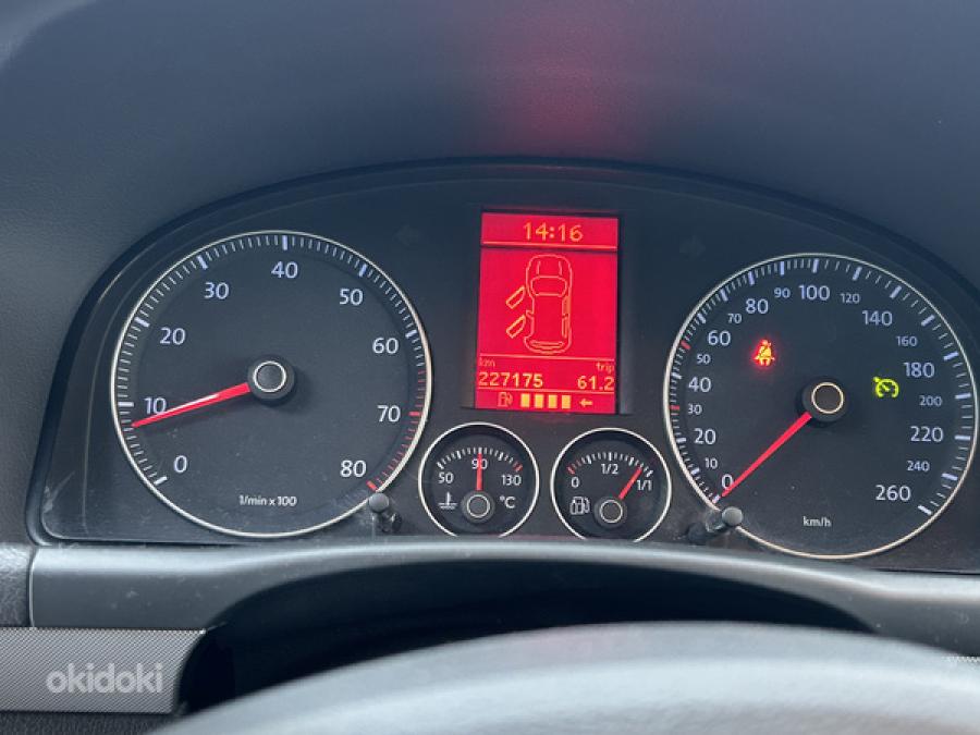 Zils Volkswagen Touran 2006 Tallina, ar dzinēja tilpumu 2.00 L un nobraukumu 224 tūkst. km par 2600 €, foto 15 vietnē AUTOMOTO.COM.LV