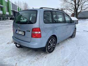 Zils Volkswagen Touran 2006 Tallina, ar dzinēja tilpumu 2.00 L un nobraukumu 224 tūkst. km par 2600 €, foto 18 vietnē AUTOMOTO.COM.LV