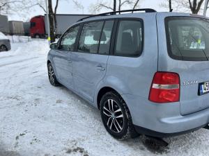 Zils Volkswagen Touran 2006 Tallina, ar dzinēja tilpumu 2.00 L un nobraukumu 224 tūkst. km par 2600 €, foto 19 vietnē AUTOMOTO.COM.LV