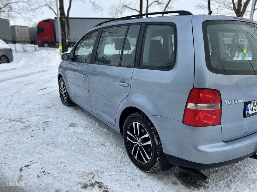 Zils Volkswagen Touran 2006 Tallina, ar dzinēja tilpumu 2.00 L un nobraukumu 224 tūkst. km par 2600 €, foto 19 vietnē AUTOMOTO.COM.LV