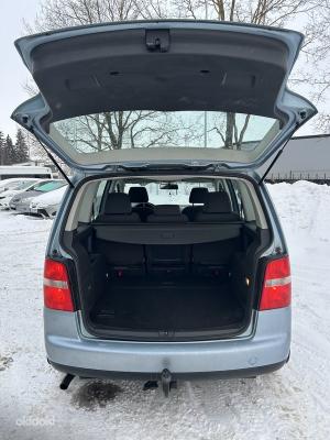 Zils Volkswagen Touran 2006 Tallina, ar dzinēja tilpumu 2.00 L un nobraukumu 224 tūkst. km par 2600 €, foto 21 vietnē AUTOMOTO.COM.LV