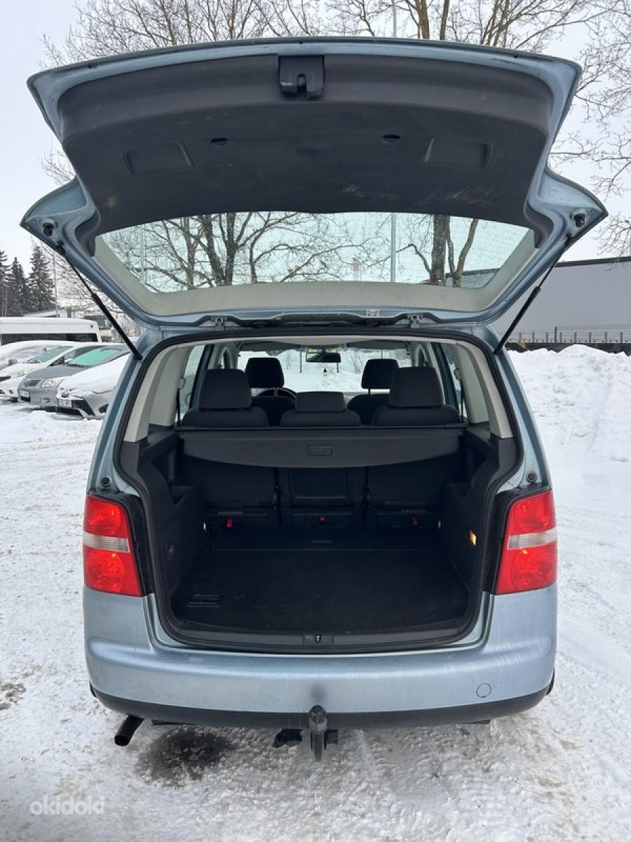 Zils Volkswagen Touran 2006 Tallina, ar dzinēja tilpumu 2.00 L un nobraukumu 224 tūkst. km par 2600 €, foto 21 vietnē AUTOMOTO.COM.LV