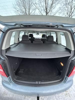 Zils Volkswagen Touran 2006 Tallina, ar dzinēja tilpumu 2.00 L un nobraukumu 224 tūkst. km par 2600 €, foto 22 vietnē AUTOMOTO.COM.LV