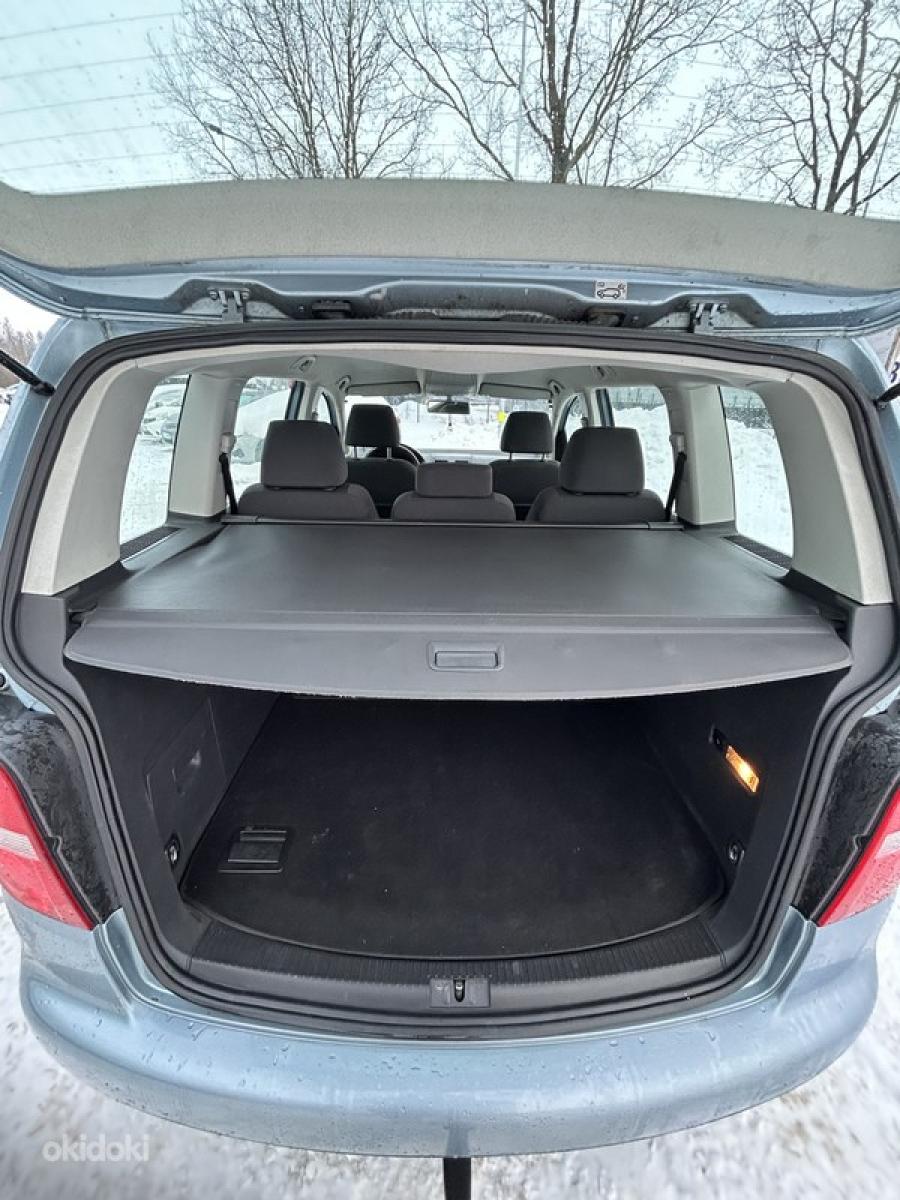 Zils Volkswagen Touran 2006 Tallina, ar dzinēja tilpumu 2.00 L un nobraukumu 224 tūkst. km par 2600 €, foto 22 vietnē AUTOMOTO.COM.LV