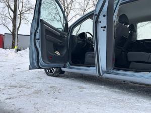 Zils Volkswagen Touran 2006 Tallina, ar dzinēja tilpumu 2.00 L un nobraukumu 224 tūkst. km par 2600 €, foto 26 vietnē AUTOMOTO.COM.LV