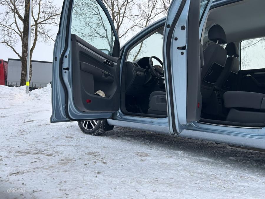 Zils Volkswagen Touran 2006 Tallina, ar dzinēja tilpumu 2.00 L un nobraukumu 224 tūkst. km par 2600 €, foto 26 vietnē AUTOMOTO.COM.LV