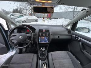 Zils Volkswagen Touran 2006 Tallina, ar dzinēja tilpumu 2.00 L un nobraukumu 224 tūkst. km par 2600 €, foto 27 vietnē AUTOMOTO.COM.LV