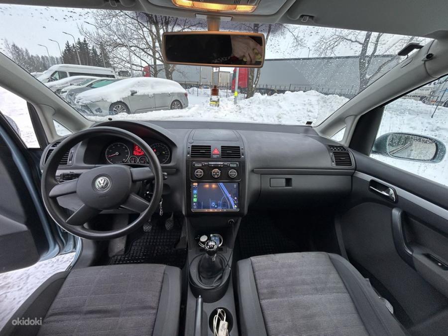 Zils Volkswagen Touran 2006 Tallina, ar dzinēja tilpumu 2.00 L un nobraukumu 224 tūkst. km par 2600 €, foto 27 vietnē AUTOMOTO.COM.LV
