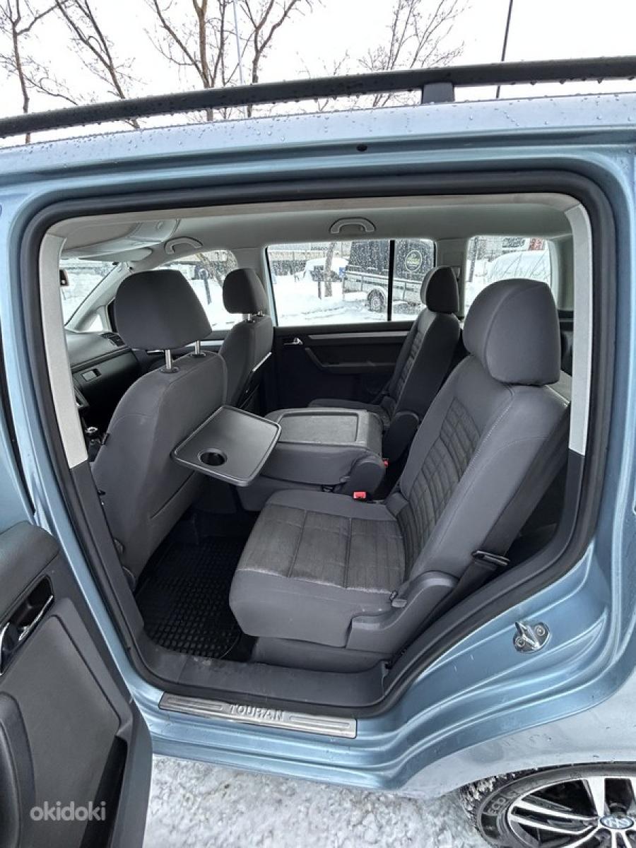 Zils Volkswagen Touran 2006 Tallina, ar dzinēja tilpumu 2.00 L un nobraukumu 224 tūkst. km par 2600 €, foto 28 vietnē AUTOMOTO.COM.LV