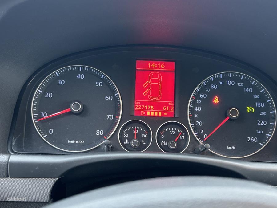 Zils Volkswagen Touran 2006 Tallina, ar dzinēja tilpumu 2.00 L un nobraukumu 224 tūkst. km par 2600 €, foto 29 vietnē AUTOMOTO.COM.LV