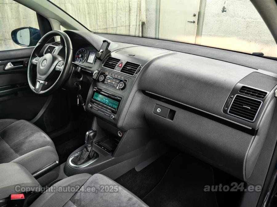 Zils Volkswagen Touran 2012 Viljandi, ar dzinēja tilpumu 1.40 L un nobraukumu 138 tūkst. km par 6390 €, foto 4 vietnē AUTOMOTO.COM.LV