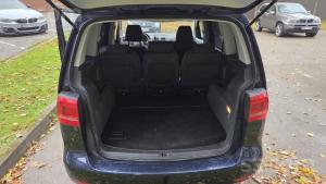 Zils Volkswagen Touran 2012 Rīga, ar dzinēja tilpumu 1.60 L un nobraukumu 339 tūkst. km par 3700 €, foto 8 vietnē AUTOMOTO.COM.LV