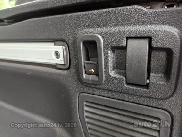 Blue Volkswagen Touran 2019 in Tallinn, with an engine capacity of 1.60 L and mileage of 159 thousand km for 17000 €, photo 11 on AUTOMOTO.COM.LV