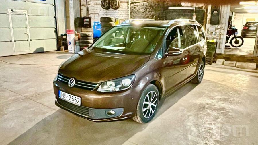 Brūns Volkswagen Touran 2011 Daugavpils, ar dzinēja tilpumu 1.60 L un nobraukumu 270 tūkst. km par 5750 €, foto 3 vietnē AUTOMOTO.COM.LV