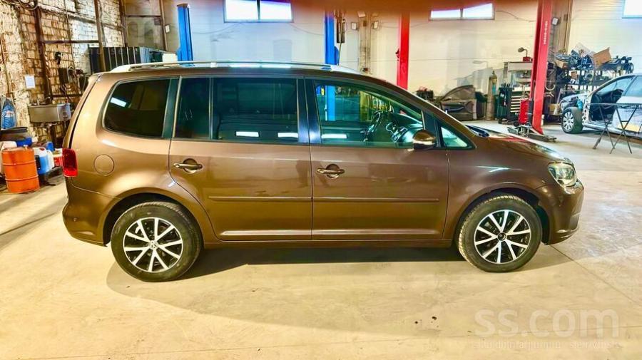 Brūns Volkswagen Touran 2011 Daugavpils, ar dzinēja tilpumu 1.60 L un nobraukumu 270 tūkst. km par 5750 €, foto 4 vietnē AUTOMOTO.COM.LV