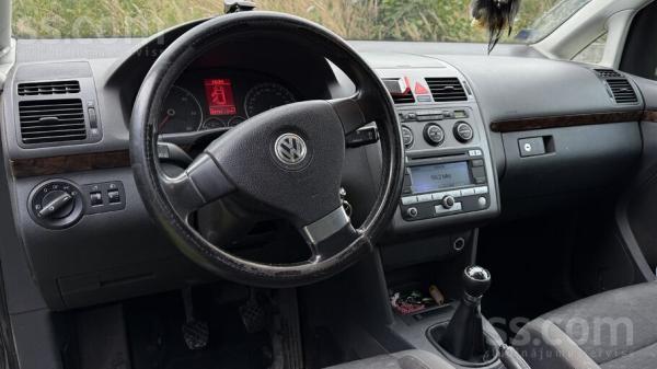 Brown Volkswagen Touran 2007 in Limbazi, with an engine capacity of 2.00 L and mileage of 329 thousand km for 2000 €, photo 6 on AUTOMOTO.COM.LV