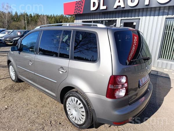 Brūns Volkswagen Touran 2008 Valmiera, ar dzinēja tilpumu 2.00 L un nobraukumu 262 tūkst. km par 4350 €, foto 3 vietnē AUTOMOTO.COM.LV