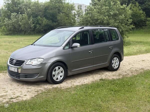 Brown Volkswagen Touran 2008 in Vilnius, with an engine capacity of 1.97 L and mileage of 321 thousand km for 2200 €, photo 2 on AUTOMOTO.COM.LV
