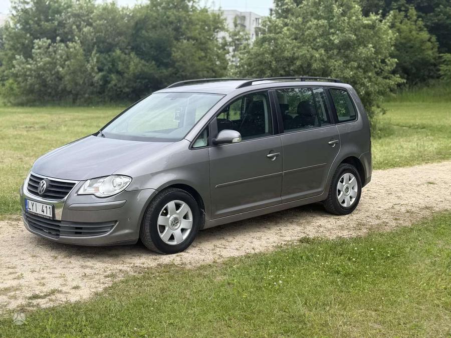 Brūns Volkswagen Touran 2008 Viļņa, ar dzinēja tilpumu 1.97 L un nobraukumu 321 tūkst. km par 2200 €, foto 3 vietnē AUTOMOTO.COM.LV