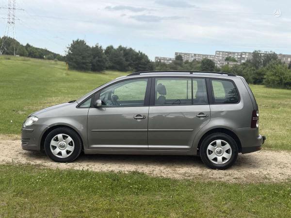Brown Volkswagen Touran 2008 in Vilnius, with an engine capacity of 1.97 L and mileage of 321 thousand km for 2200 €, photo 3 on AUTOMOTO.COM.LV